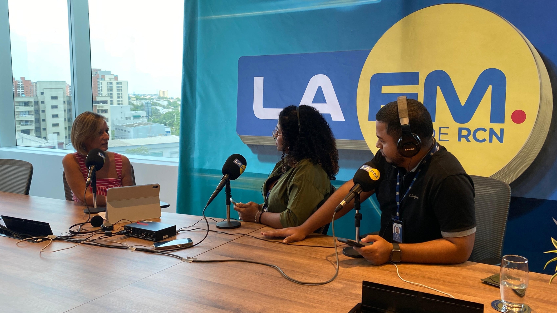RCN Radio y La FM transmiten en vivo desde las oficinas de ...